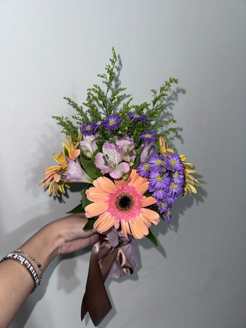 💐 [Live] The Hand-Tied Gerbera & Wildflower Bouquet, Hobbies & Toys ...