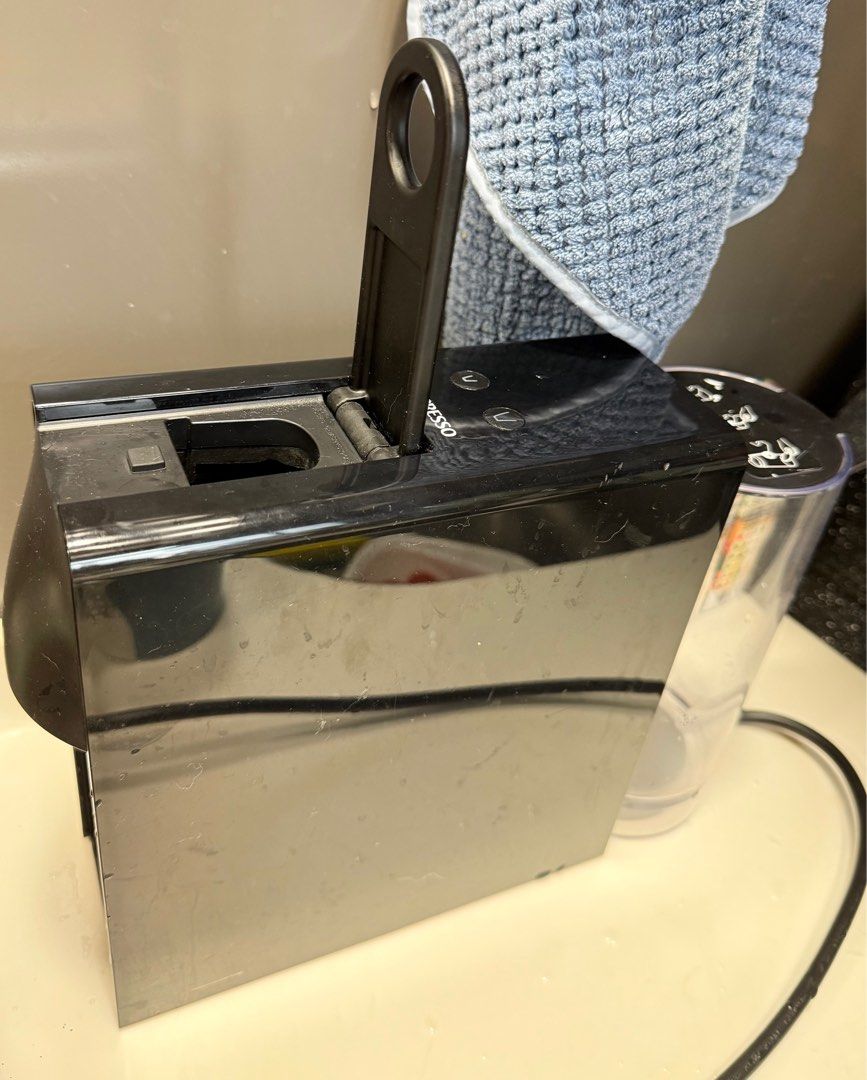 nespresso essenza mini 漏水, 家庭電器, 廚房電器, 咖啡機及咖啡壺 - Carousell