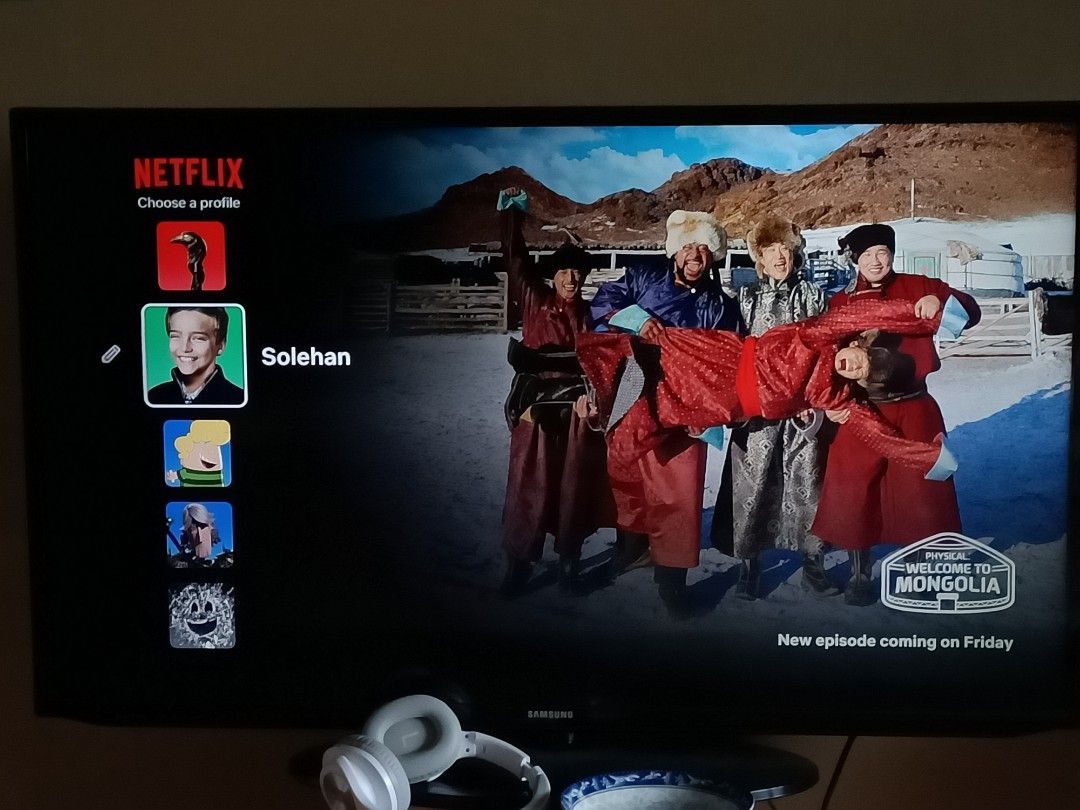 42 inch Samsung smart tv, Hobbies & Toys, Toys & Games on Carousell