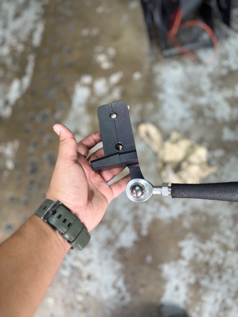 Adjustable Strut Bar for rear boot mk6 golf, Everything Else on Carousell