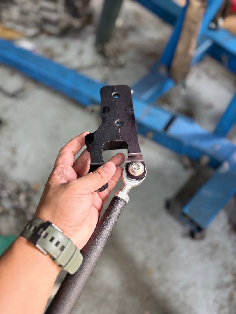 Adjustable Strut Bar for rear boot mk6 golf, Everything Else on Carousell