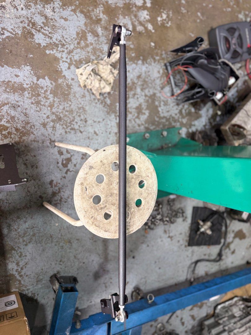 Adjustable Strut Bar for rear boot mk6 golf, Everything Else on Carousell