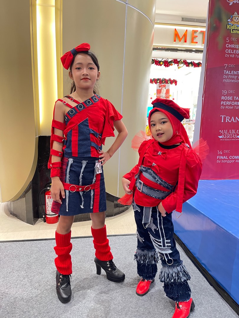 Baju fashion show anak tema merah denim hijab, Fesyen Wanita, Muslim ...