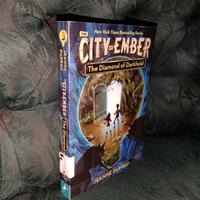 THE CITY OF EMBER - JEANNE DUPRAU, Buku & Alat Tulis, Buku di Carousell