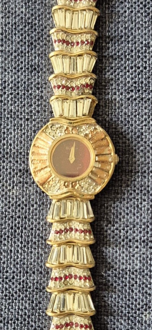 Vintage Bulova Gold-Tone Ladies Watch, Women's Fashion, Watches ...