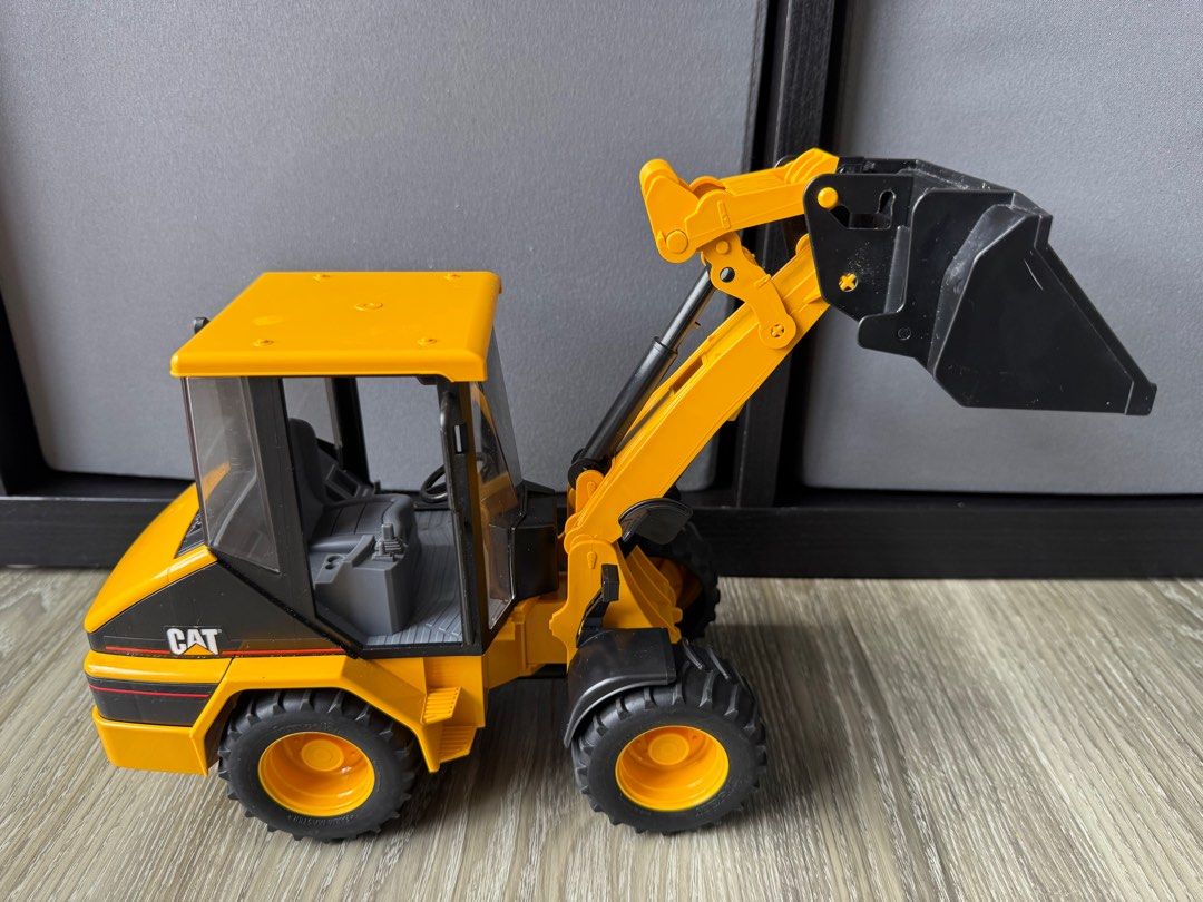 Bruder CAT Wheel Loader Toy, Hobbies & Toys, Toys & Games on Carousell