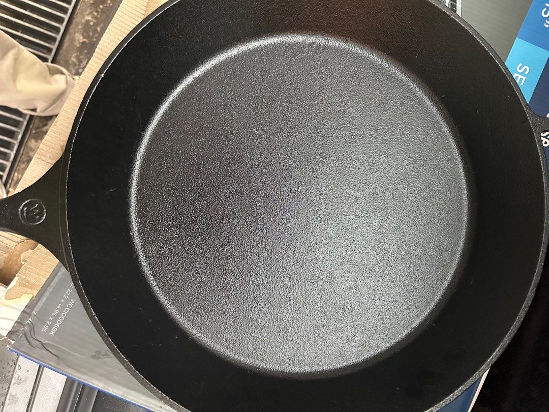15 inch Cast Iron skillet, Furniture & Home Living, Kitchenware ...