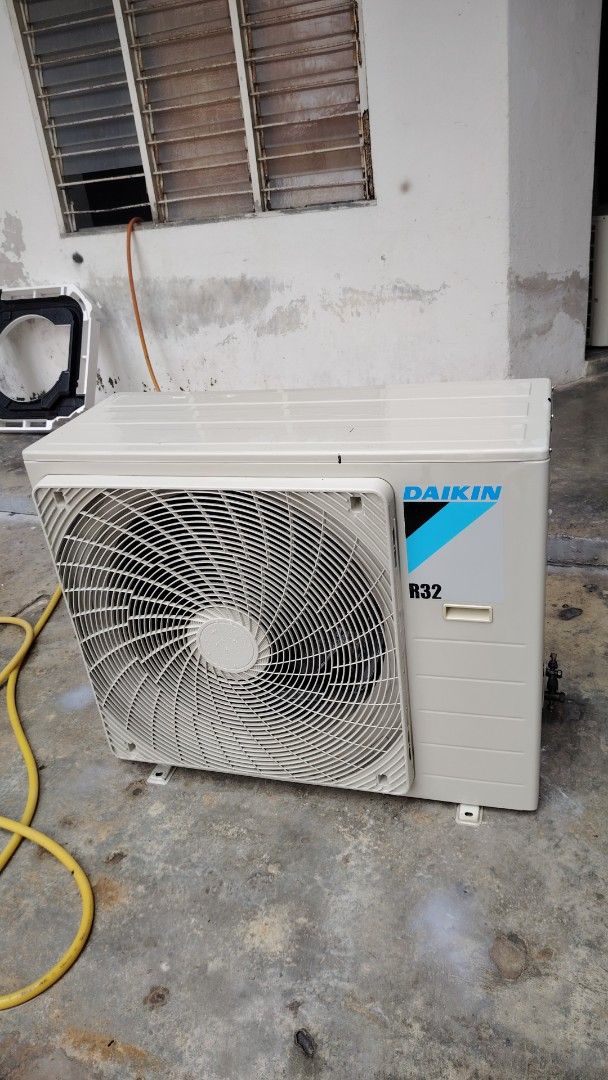 DAIKIN 4.0 hp R32 gas CEILING EXPOSED Air Cond like New - under ...