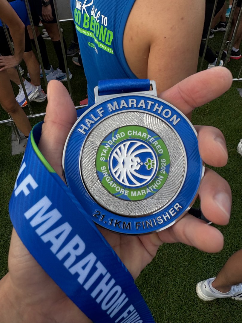 Standard Chartered Singapore Half Marathon 2025 Finisher Medal, Hobbies ...