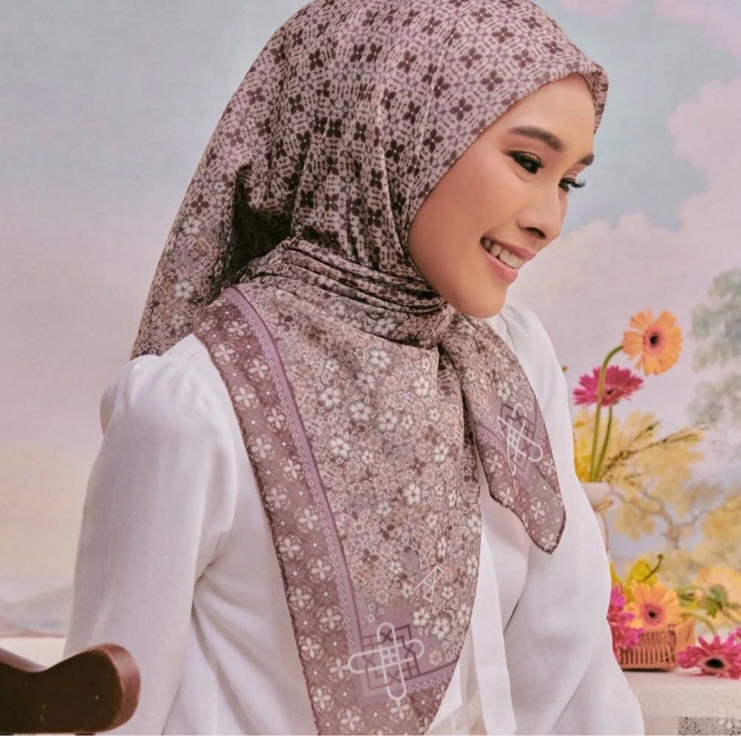 Tudung Ameera Zaini Az Raissa Burrow Clove maroon, Women's Fashion ...