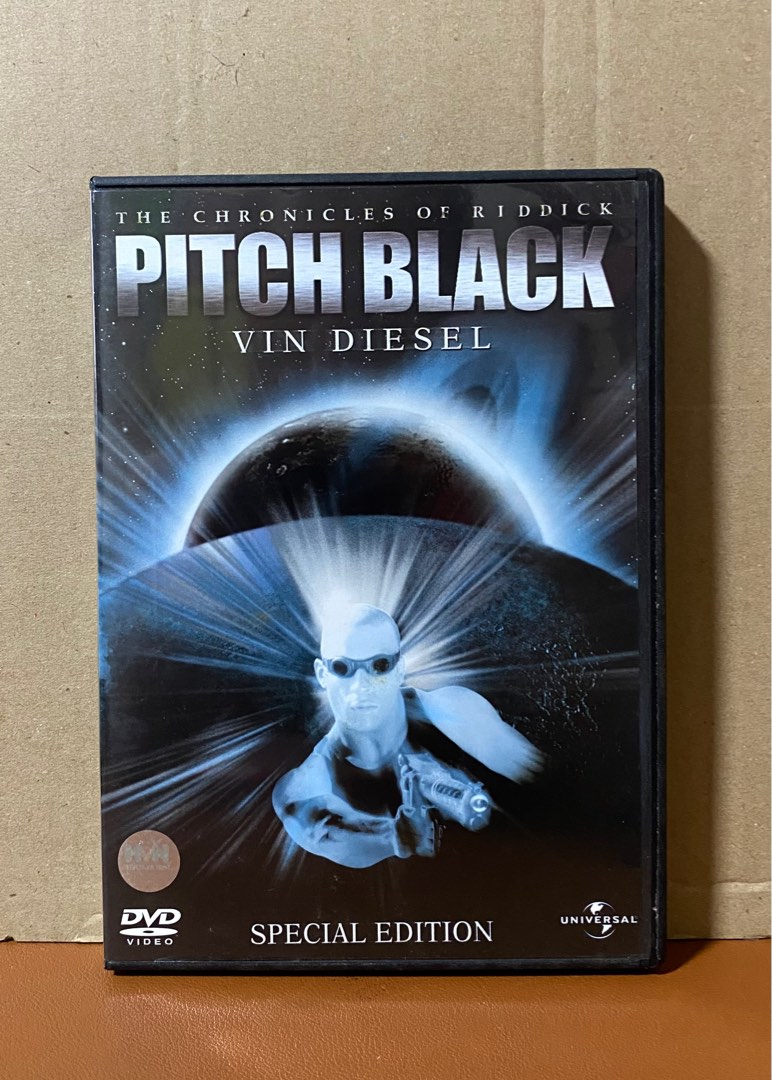 Pitch Black (2000). Directed by David Twohy. Special Edition DVD ...
