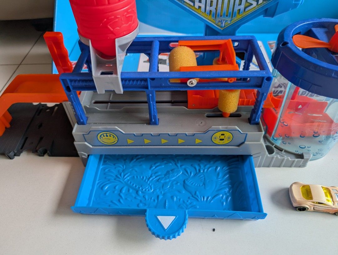 Hot Wheels Mega Car Wash Playset with Color Shifter Car, Hobbies & Toys ...
