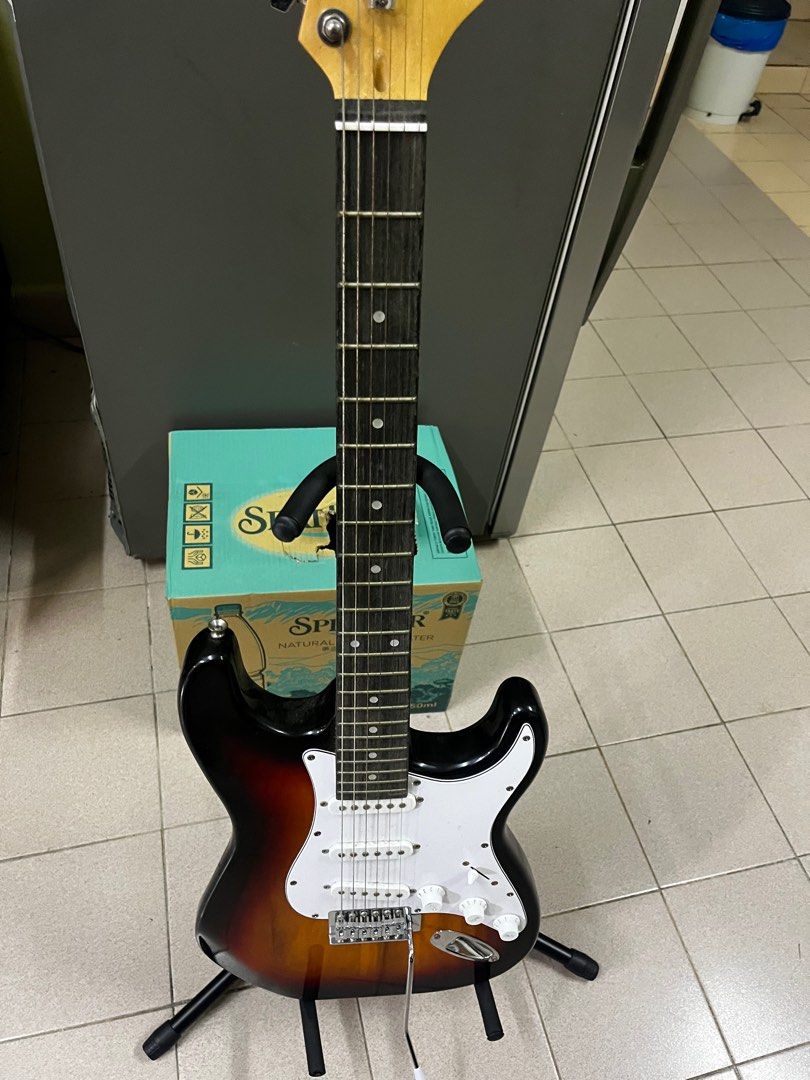 RC Storm Electric Guitar with Amplifier, Hobbies & Toys, Music & Media ...
