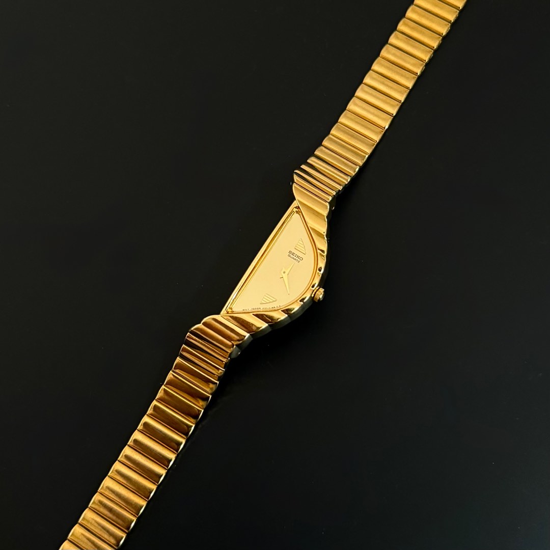 Seiko Half Moon Vintage Watch 1F20 5D59, Women's Fashion, Watches ...