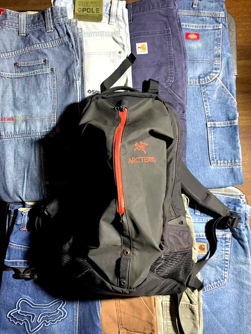 Arcteryx arro 22 black& diablo red, Luxury, Bags & Wallets on Carousell