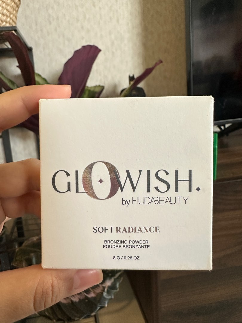 Huda Beauty Glowish bronzer in code 01-light, Beauty & Personal Care ...