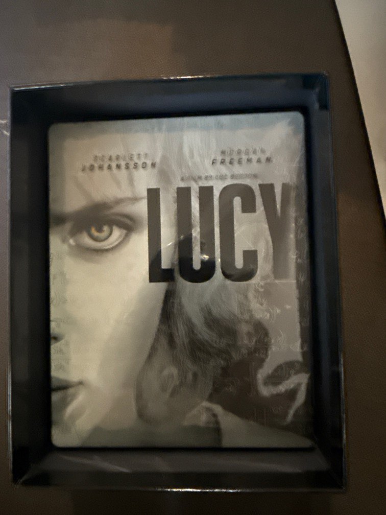 露西LUCY 藍光BD鐵盒 台灣紀念版, 書籍、休閒與玩具, 樂器、音樂相關, CD、DVD在旋轉拍賣