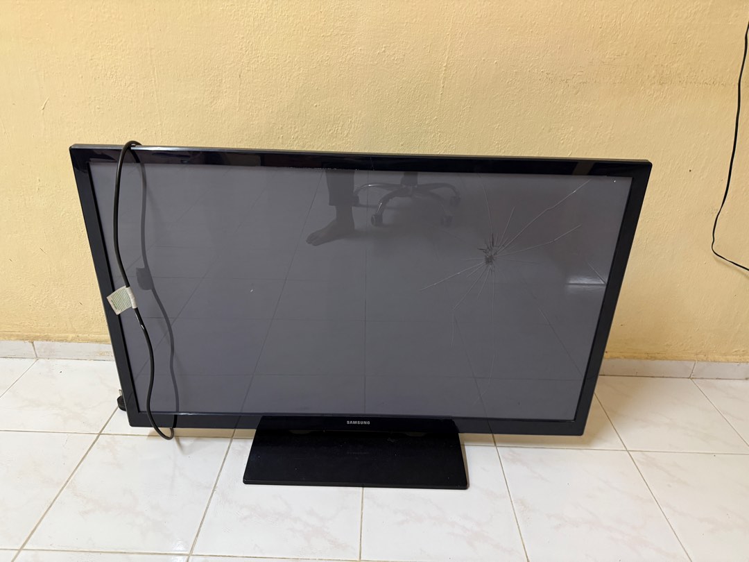 Samsung 43 inch TV. Cracked screen but can be fix, TV & Home Appliances ...