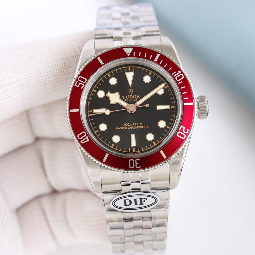 Tudor's new Biwan III Little Red Shield watch has a case diameter of ...