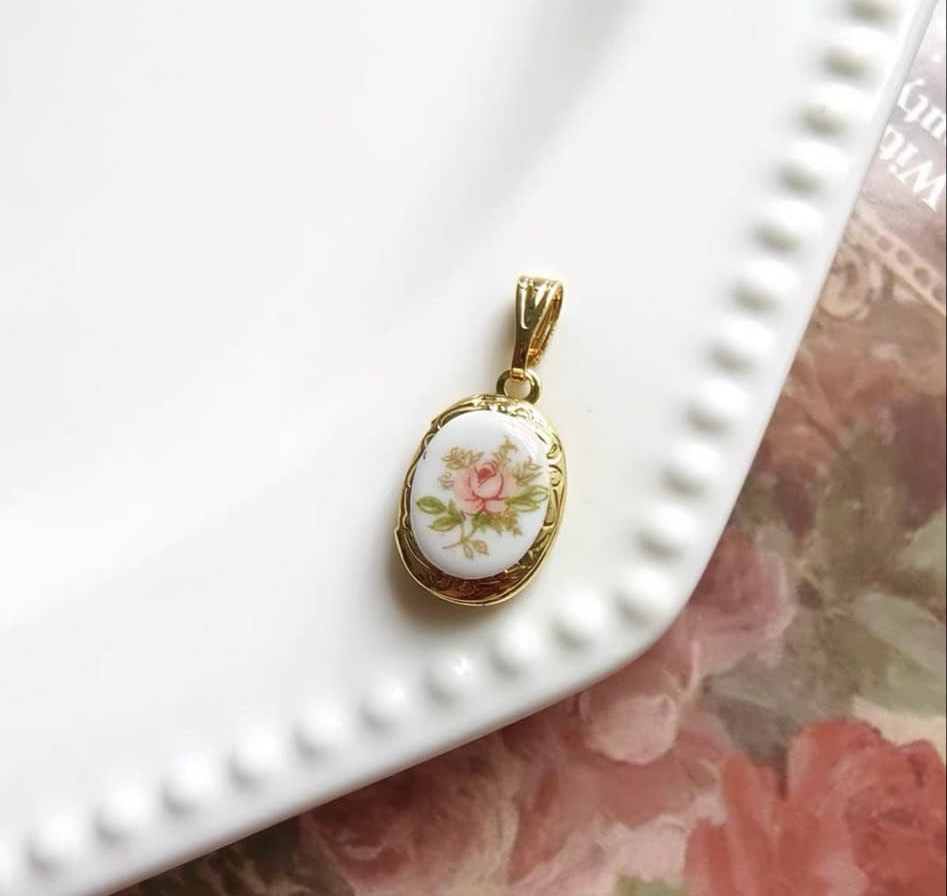 Coquette cottage core vintage hold necklace, Women's Fashion, Jewelry ...