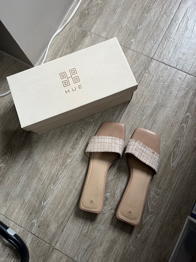 Hue Manila Sandals, Women's Fashion, Footwear, Flats & Sandals on Carousell