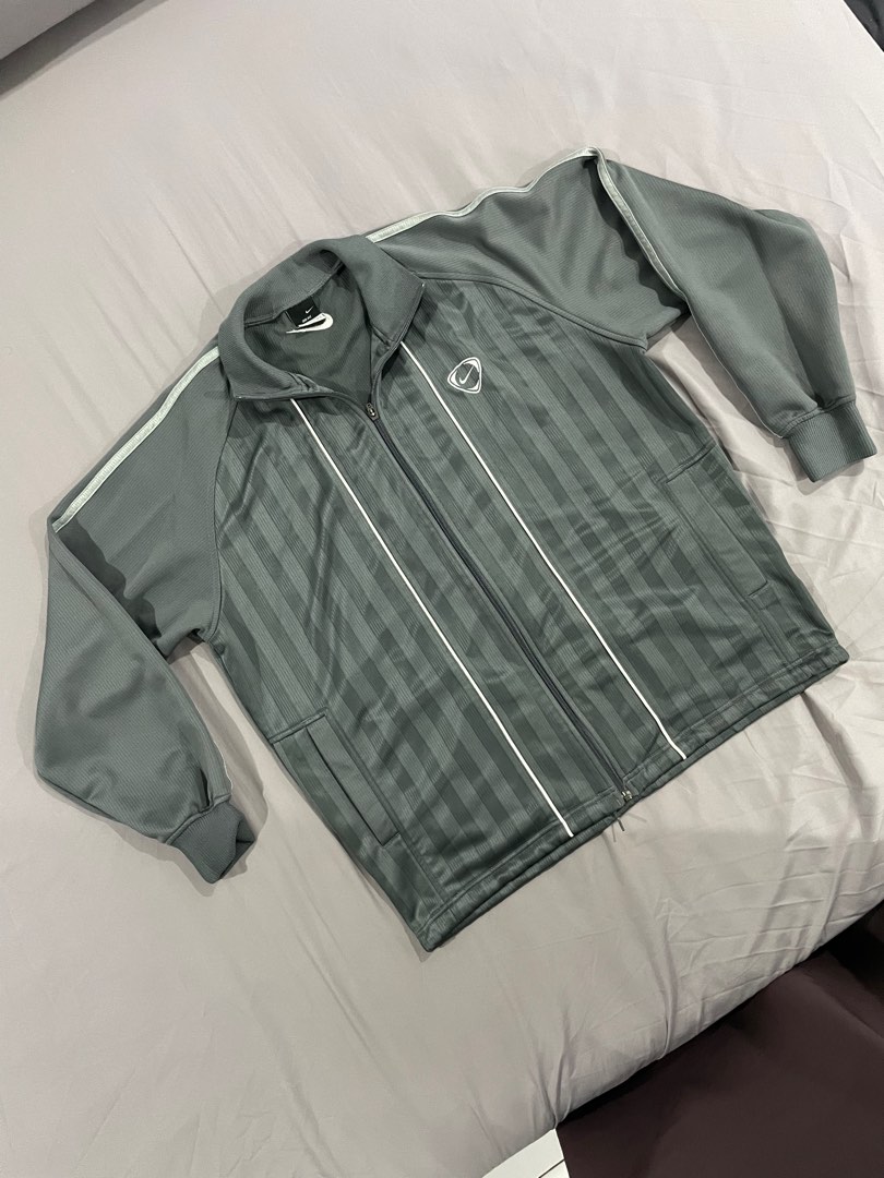 Nike vintage training jacket, Men's Fashion, Activewear on Carousell