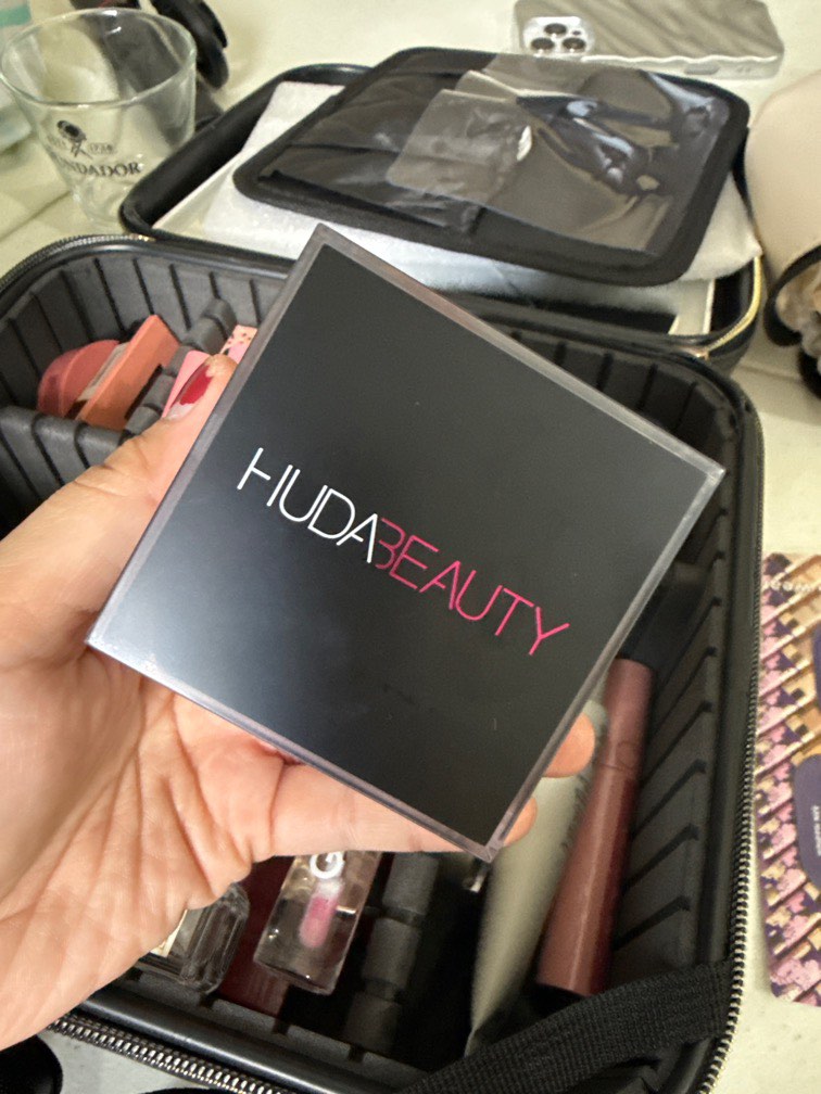 Huda beauty loose powder, Beauty & Personal Care, Face, Makeup on Carousell