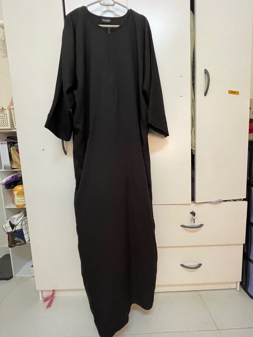 Jubah hitam elle zahra, Women's Fashion, Muslimah Fashion, Kaftans ...