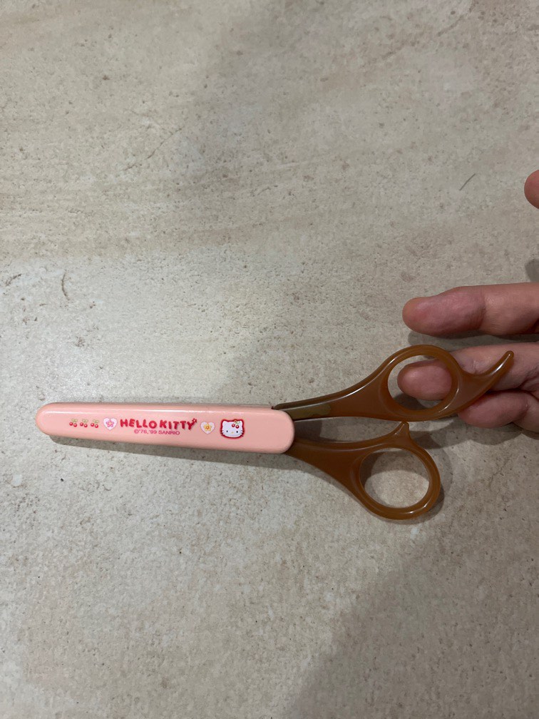 Vintage Kai Hello Kitty Hair Cut Scissor, Beauty & Personal Care, Hair Products on Carousell