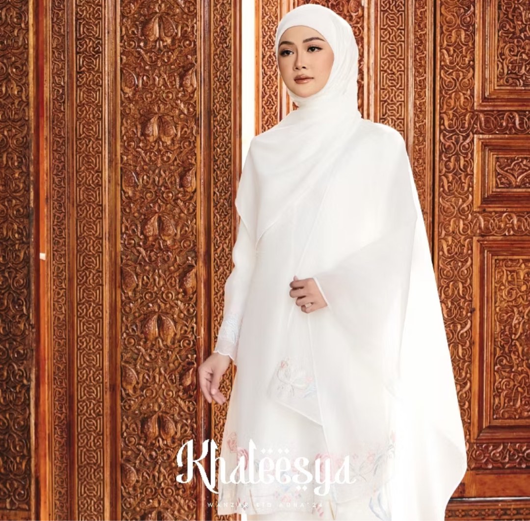 Wanzar off white kurung c/w shawl, Women's Fashion, Muslimah Fashion ...