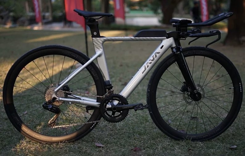 2025 JAVA RIVALE 24速 電變油剎 碳叉鋁合金鐵三TT公路車 送水架前後蛙燈, 運動產品, 單車及配件, 單車 - Carousell