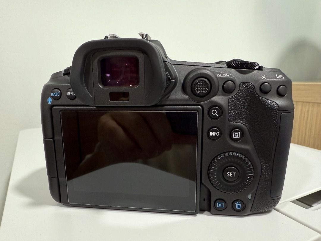 WTS Canon R5 mark 1 body + original battery + 3rd party batteries only ...