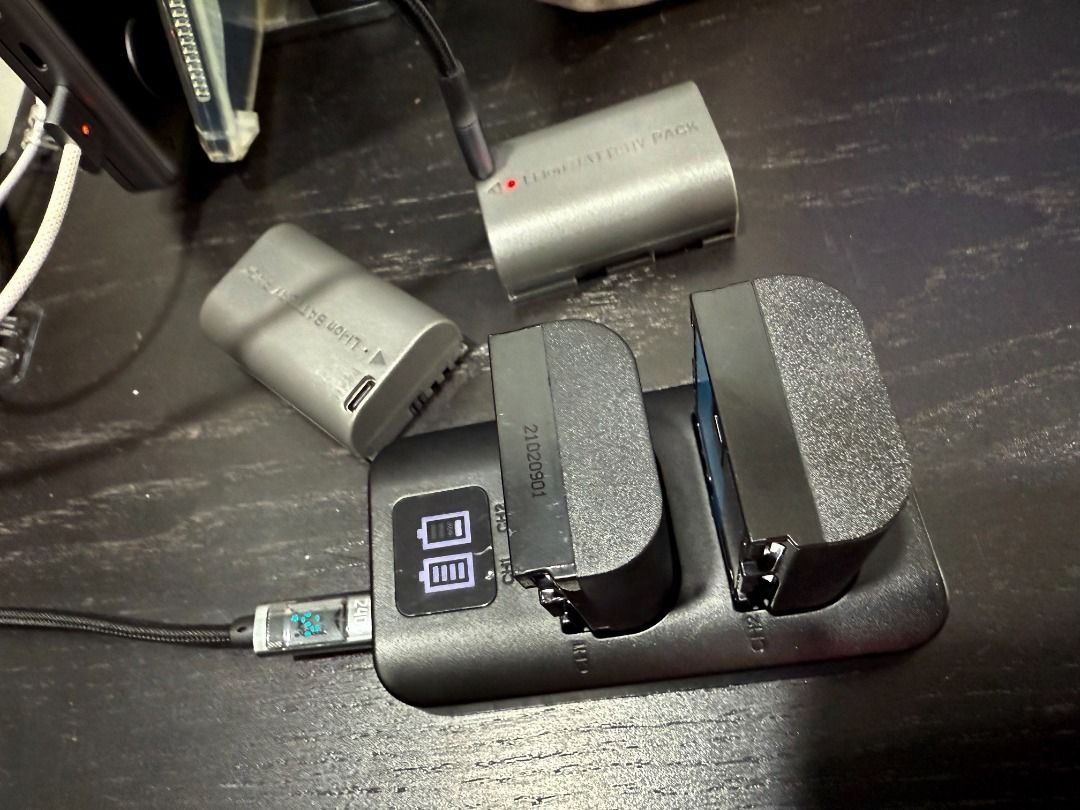 WTS Canon R5 mark 1 body + charger + original battery + 3rd party ...