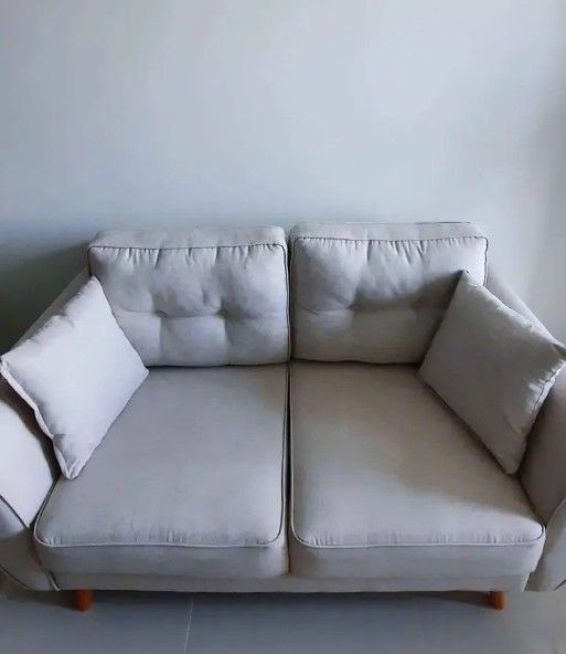 Sofa minimalis warna putih, Perabotan Rumah di Carousell