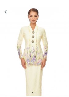 Wanzar posey kurung, Women's Fashion, Muslimah Fashion, Baju Kurung ...