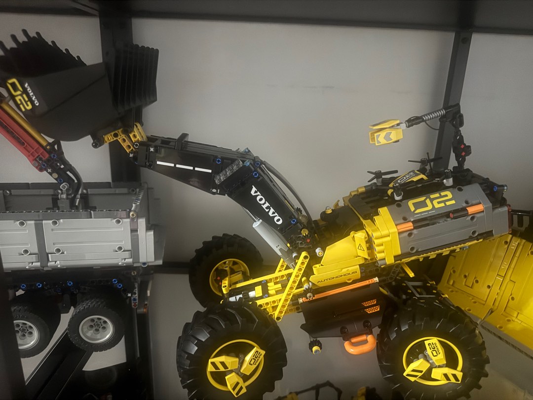 Lego 42081 Volvo Concept Wheel Loader, Hobbies & Toys, Toys & Games on ...