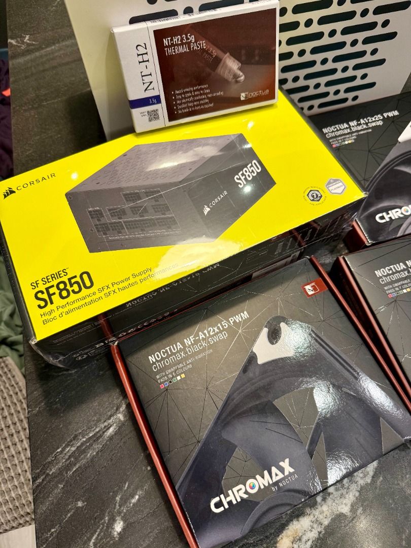 Nanoq S Carbon Mini-ITX Case, Asetek G7 AIO, Noctua NT-H2 Paste, NF-A12 ...