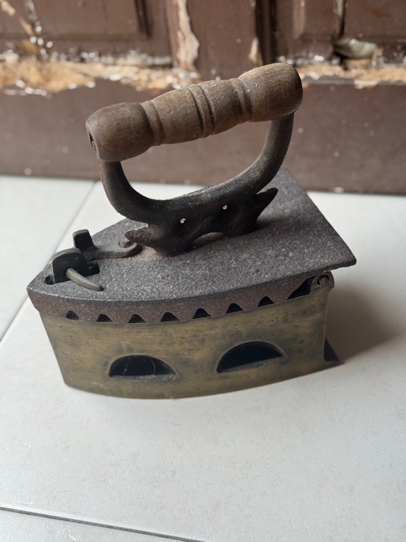 Vintage iron / Seterika lama, Furniture & Home Living, Home Decor ...