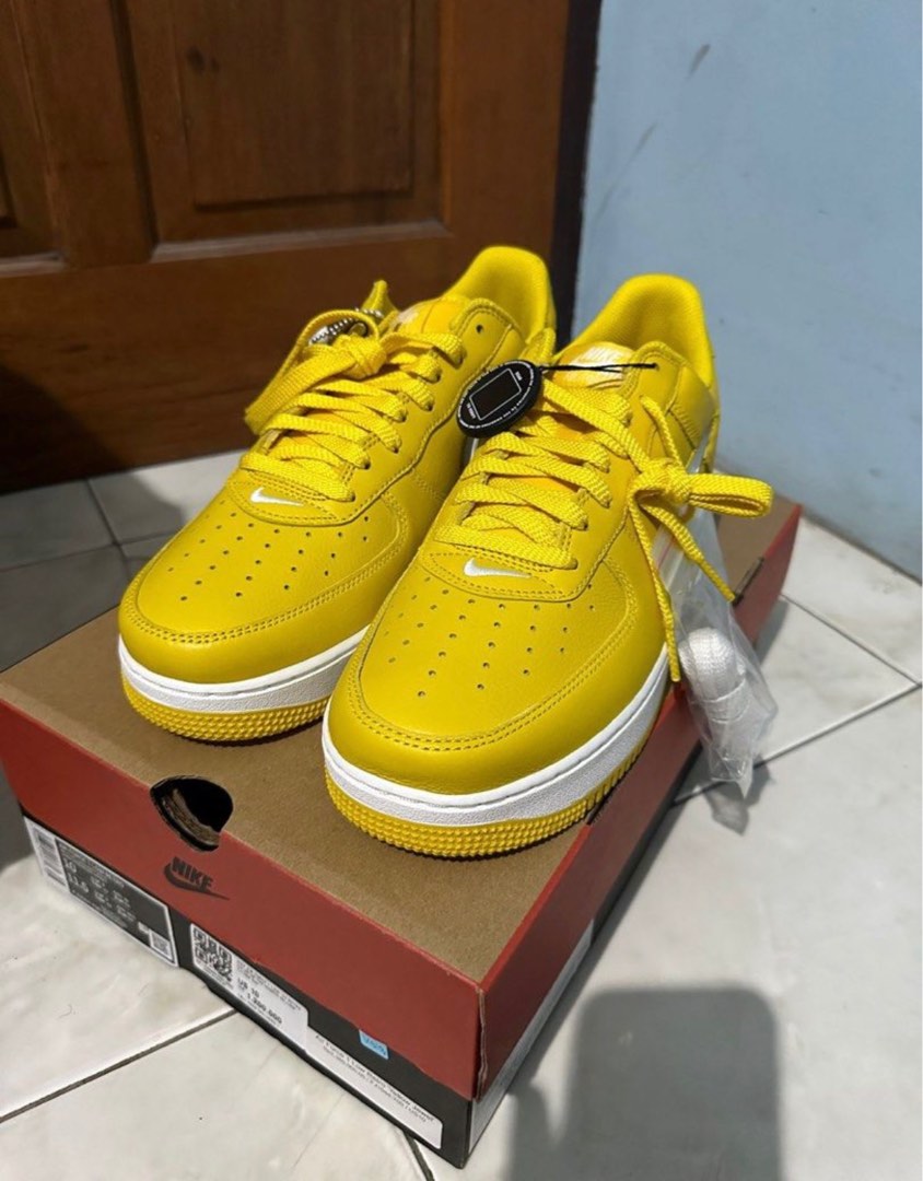 NIKE AIR FORCE ONE AF1 YELLOW, Fesyen Pria, Sepatu , Sneakers di Carousell