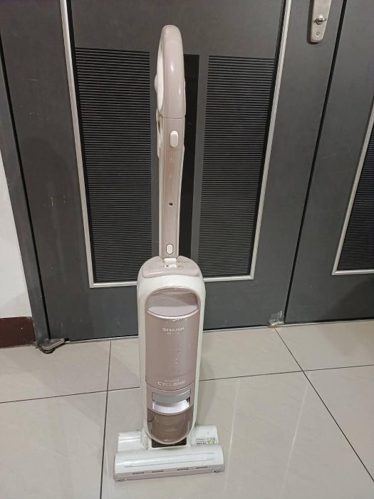 【銓芳家具】SHARP 夏普 兩段式伸縮 直立式吸塵器 EC-ST10-P 高速旋轉氣動式渦輪吸頭 超強炫風直立式吸塵器, 電視及其他電器 , 吸塵機及家居清潔用品在旋轉拍賣