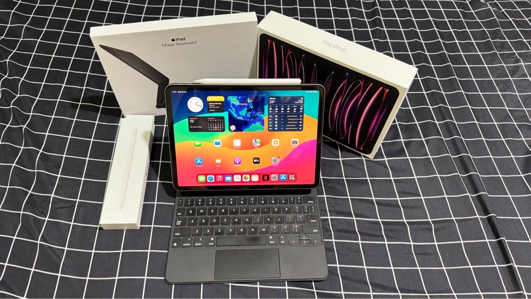 Di Jual Ipad Pro M2 Gen 4 + Magic Keyboard + Apple Pencil, Telepon ...