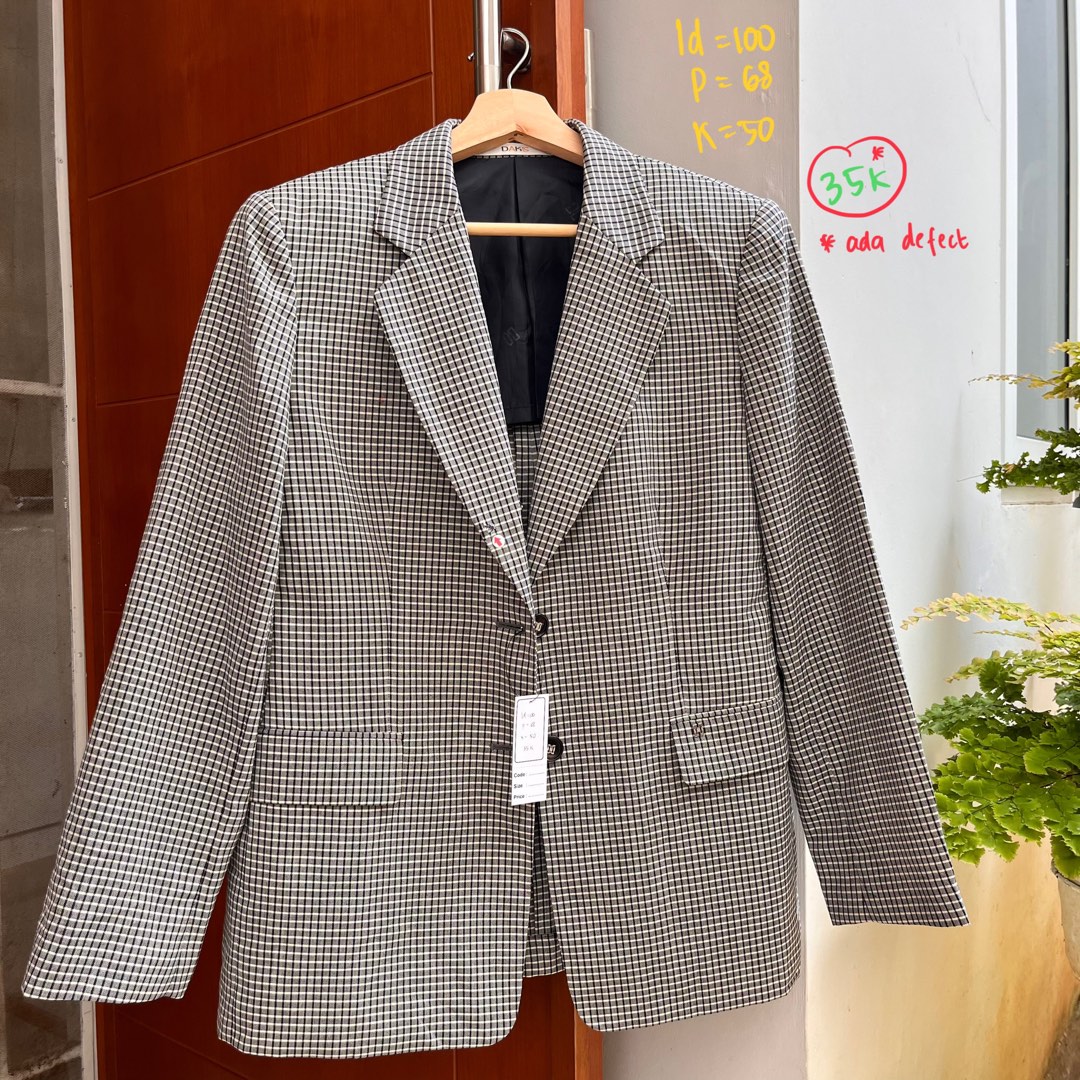 Blazer Kotak-Kotak Defect Kecil, Fesyen Wanita, Pakaian Wanita, Baju Luaran di Carousell