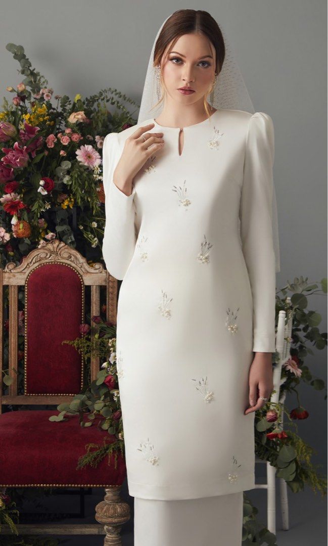 Wanzar oceanna in off white, Women's Fashion, Muslimah Fashion, Baju ...