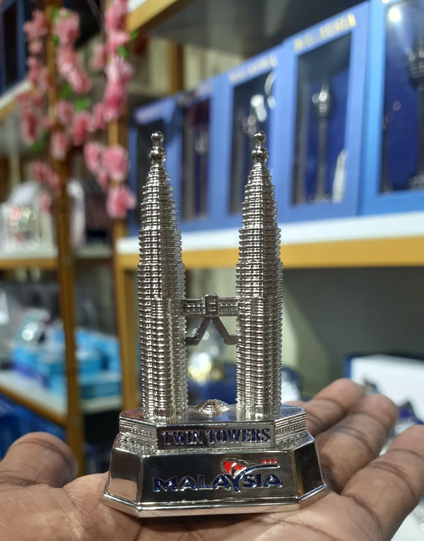 KLCC Twin Twoer Model (Small), Hobbies & Toys, Stationery & Craft ...