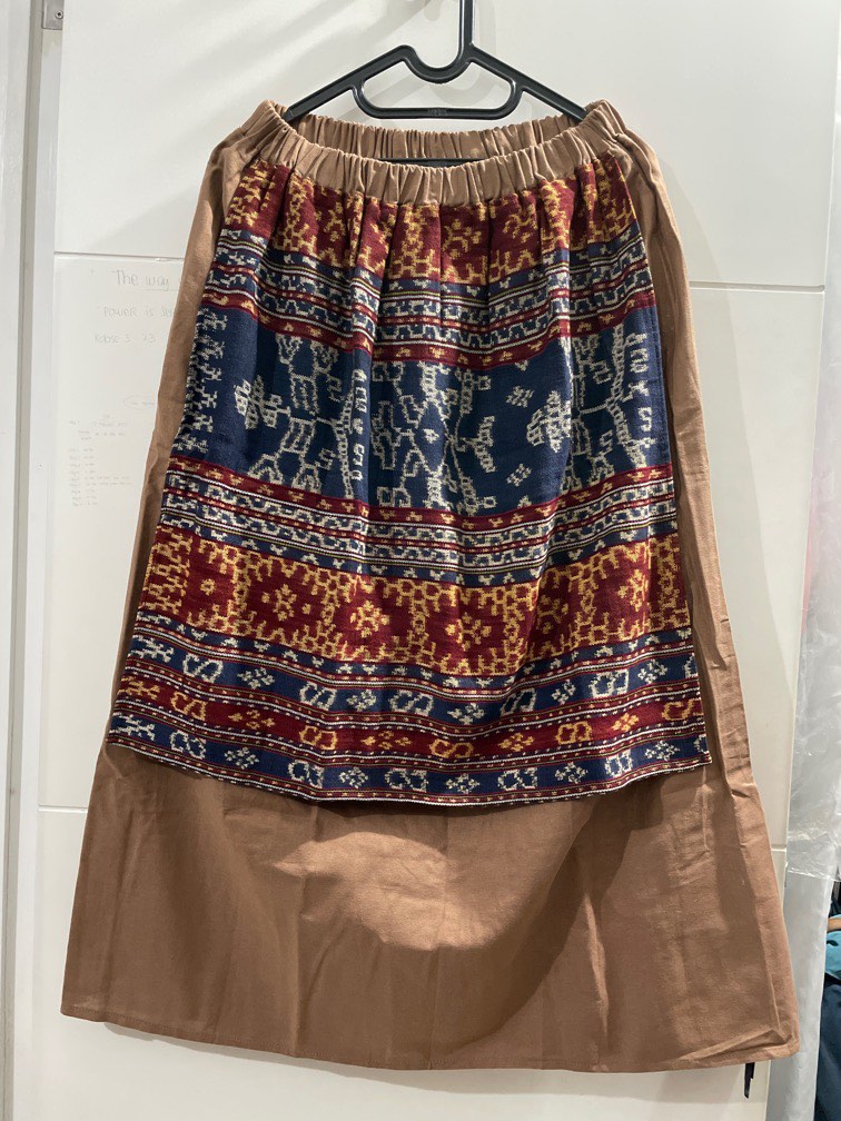 tenun OERIP rok maumere, Fesyen Wanita, Pakaian Wanita, Bawahan di Carousell
