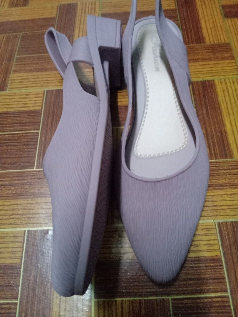 Kasut wanita (jenis getah), Women's Fashion, Footwear, Flats on Carousell