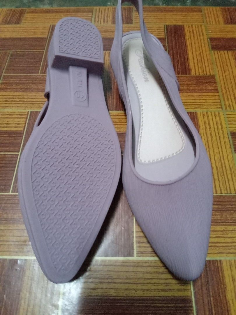 Kasut wanita (jenis getah), Women's Fashion, Footwear, Flats on Carousell