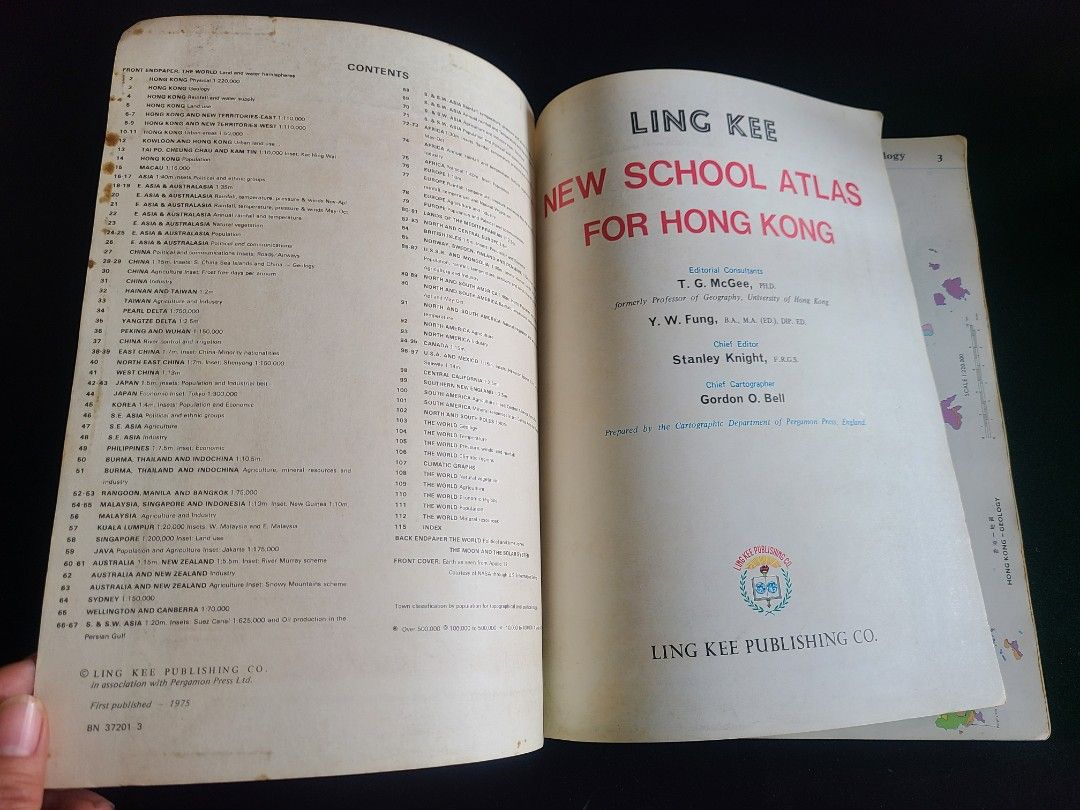 Ling Kee New School Atlas for Hong Kong 香港世界地圖 第一版 1975年 齡記出版, 興趣及遊戲, 書本 & 文具, 雜誌 - Carousell