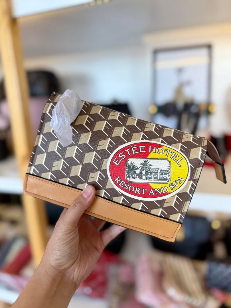 Estee Lauder Pouch, Women's Fashion, Bags & Wallets, Purses & Pouches ...