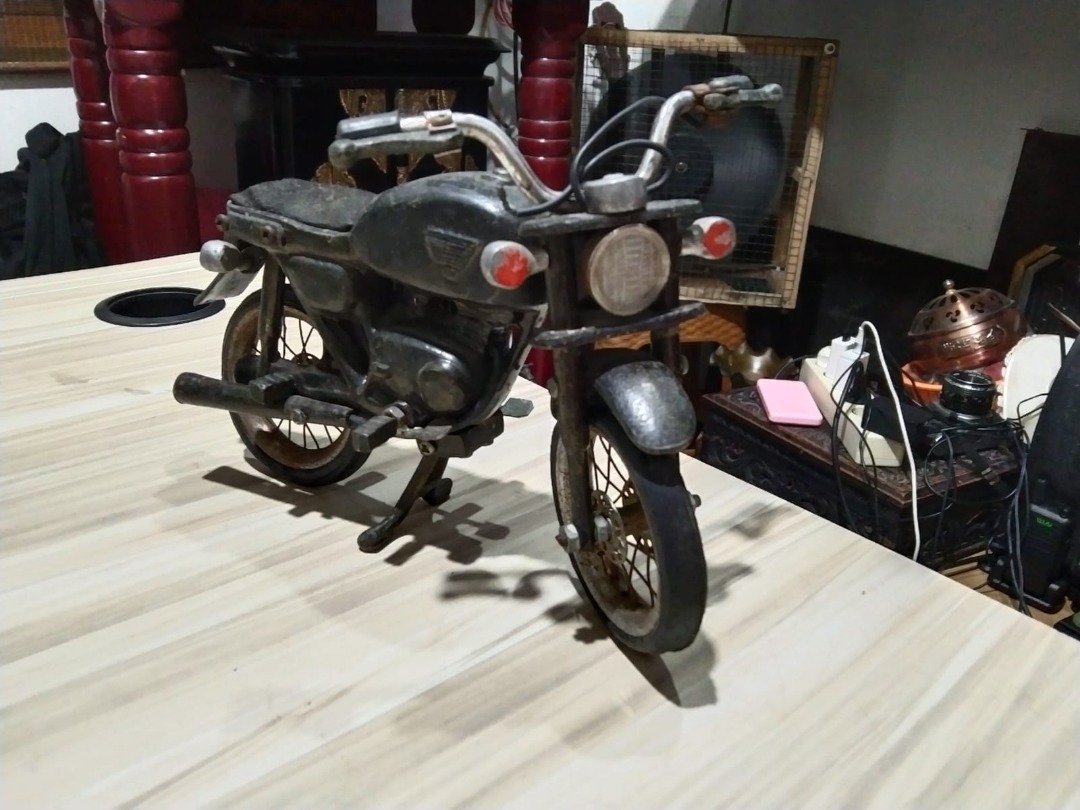 Miniatur Motor CB Kuno Jadul Antik, Antik, Pajangan di Carousell